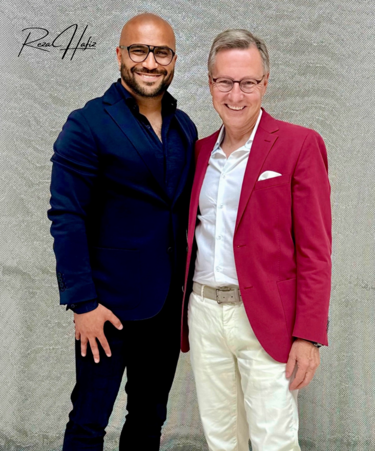 DAS BÜRO VON DR. REZA HAFIZ